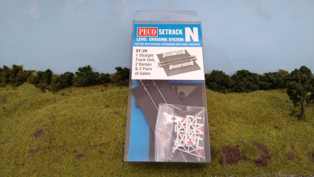 ST-20 PECO LEVEL CROSSING STRAIGHT WITH 2 RAMPS & 2 PAIRS OF GATES ...