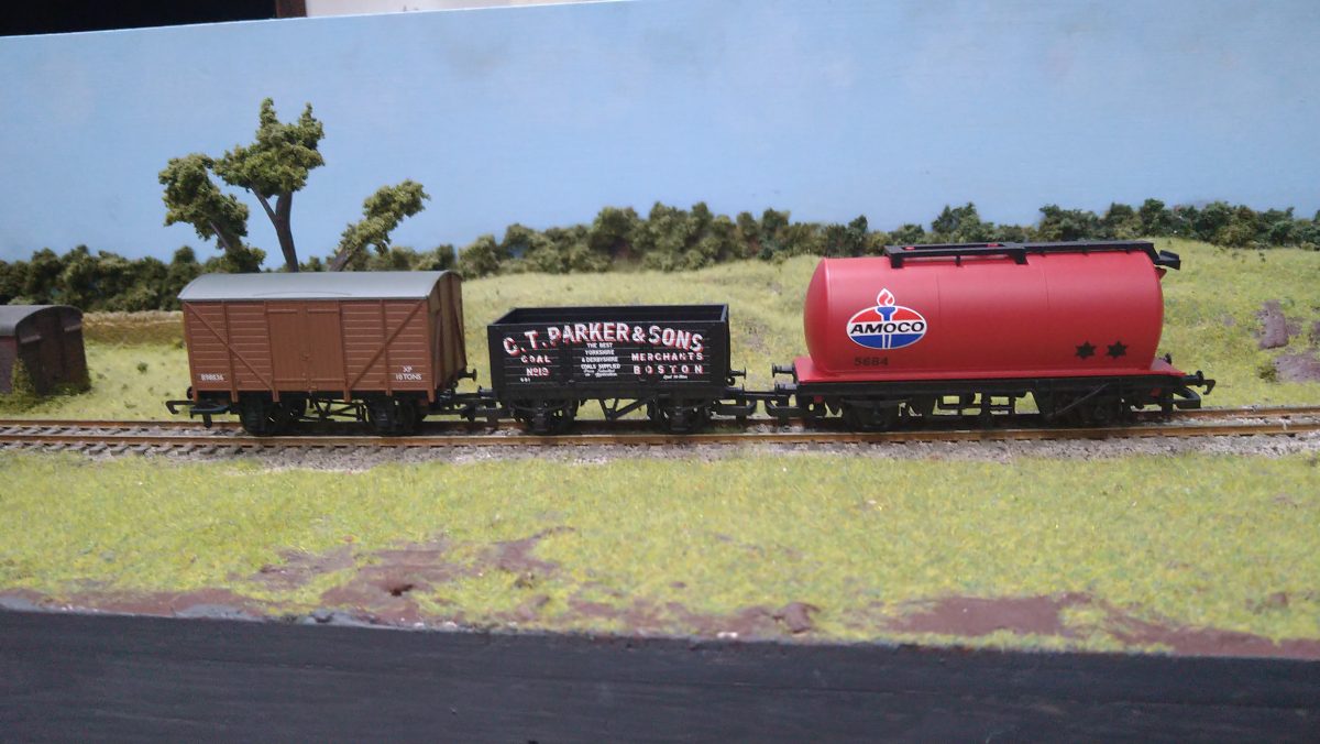 R60048 HORNBY RAILROAD MIXED TRIPLE WAGON PACK 1x TANKER 1x PLANK WAGON ...